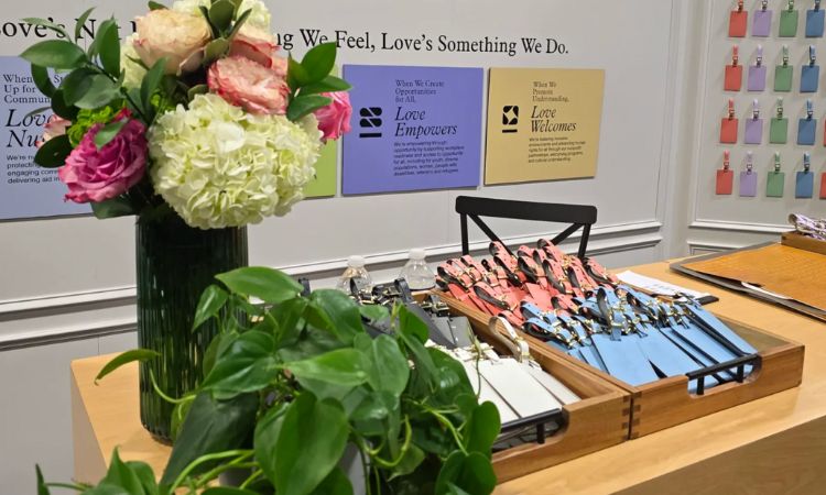 10 Exhibition Booth Swag Items that Attendees Actually Want